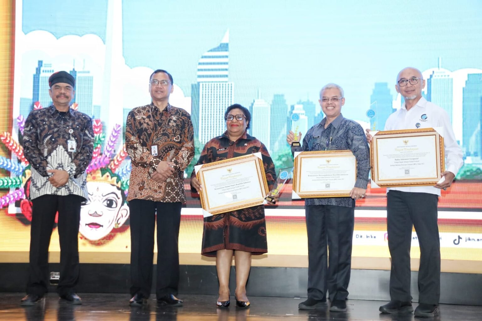 Kemendagri Raih Penghargaan Simpul Jaringan Terbaik Nasional 2025 dari ...